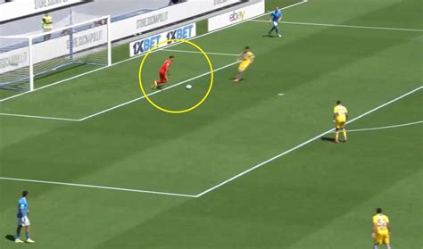 Koszmarny błąd bramkarza Napoli Jak w juniorach WIDEO