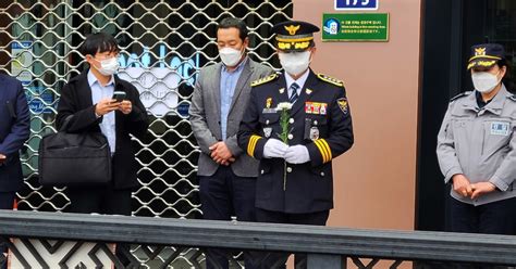 [오마이포토] 임현규 신임 용산경찰서장 이태원 참사 현장 찾아 헌화