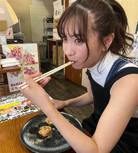 山崎真実さんのインスタグラム写真 山崎真実instagram 「youtube撮影でたこ焼き「たこば大隈店」さんでバイト中。 早速サボり