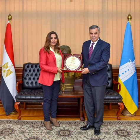 وزيرة التنمية المحلية تتابع مع محافظ الإسكندرية الموقف التنفيذي لملف
