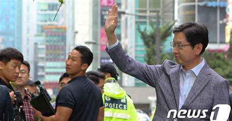 김경수 도지사 지지 속 특검 출석
