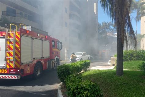 Carro pega fogo na rua e assusta moradores da Asa Norte Vídeo Metrópoles