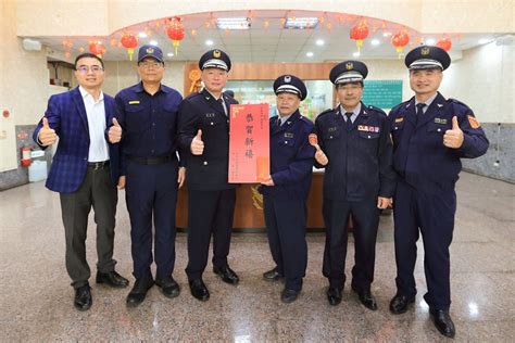 揪感心 義警 民防大隊長現身為警察打氣