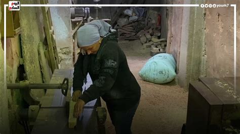 إيده اتقـ ـطعت على الماكينة فكملها على المنـ ـشار وكمل شغل أم مانى