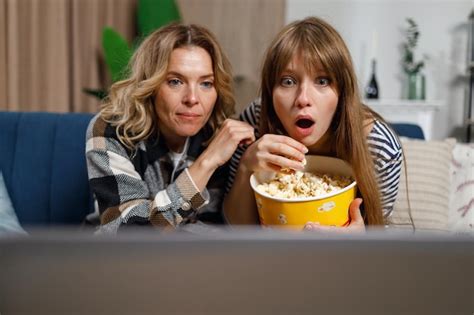 Emocional Mãe E Filha Assistindo Filme No Laptop E Comendo Pipoca