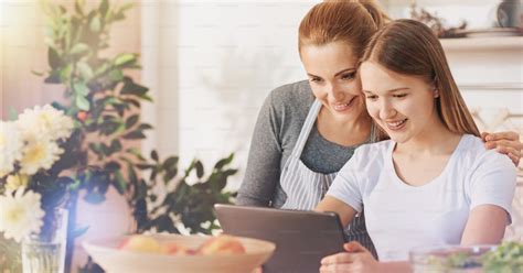 행복의 순간 긍정적 인 기뻐하는 소녀는 그녀의 가제트의 화면을 보면서 그녀의 얼굴에 미소를 유지하고 머리를 숙이고 있습니다 사진 Unsplash의 우크라이나 이미지