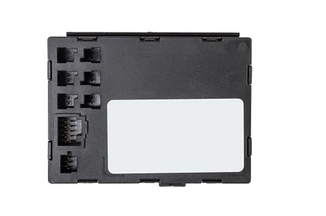 흰색 절연 배경에 금속 요소가있는 플라스틱 자동차 엔진 제어 장치는 다양한 서브 시스템 장치 및 어셈블리의 연결 센터입니다