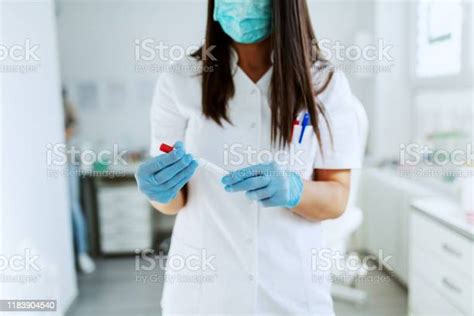 보호 마스크와 고무 장갑이 실험실에 서서 면봉을 들고 흰색 유니폼에 전용 백인 실험실 조수 면봉에 대한 스톡 사진 및 기타 이미지 Istock