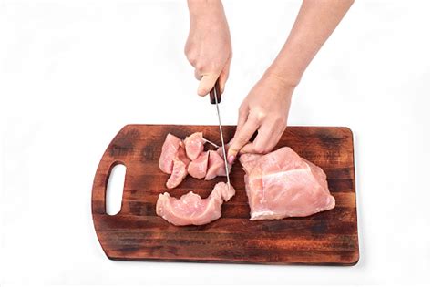 흰색 배경에 고립 된 절단 보드에 부엌 칼으로 절단 생고기 건강한 생활방식에 대한 스톡 사진 및 기타 이미지 건강한 생활방식