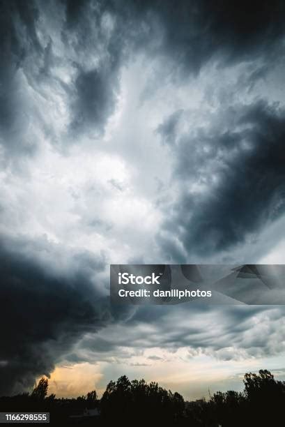 드라마틱한 구름 풍경 비가 오기 전에 어두운 무거운 뇌우 구름을 통해 맑은 빛 흐린 비오는 악천후 폭풍 경보 적운의 자연 회색 배경입니다 폭풍우 같은 흐린 하늘의 햇빛 0