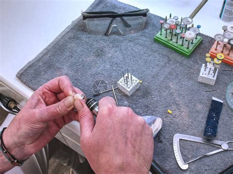 牙科修复手在假牙假牙研究和带牙科工具高清图片下载 正版图片506348347 摄图网