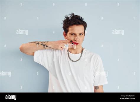 Ein Junger Schwuler Mann Steht Im Studio Und Posiert F R Eine Kamera Lippen In Rotem