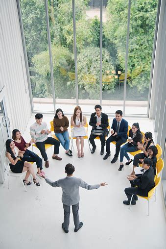 세미나 그룹 성공적인 젊은 아시아 비즈니스 남자와 여자 직원에게 발표 하는 남자 스피커 회의실에서 고객에 게 프레 젠 테이 션을 주는 비즈니스 코치 작업에 대 한 팀 리더