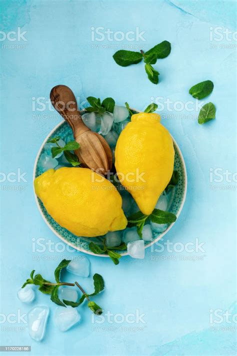 청록색 콘크리트 배경에 파란색 접시에 두 신선한 레몬 음식 배경입니다 맨 위 보기 Number 36에 대한 스톡 사진 및 기타 이미지 Number 36 감귤류 과일