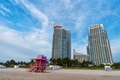 미국 플로리다 주 마이애미 비치에 있는 마천루 인명 구조원이 사우스 비치에 서 있습니다 어반 스카이라인 0명에 대한 스톡 사진 및 기타 이미지 Istock