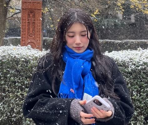 수지 프라하 여행 사복 패션 속 프린지 울 아크네스튜디오 스키니 머플러 가격은 네이버 블로그