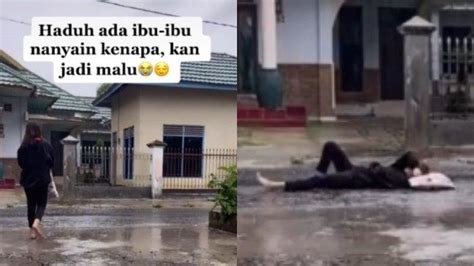 Viral Video Tiktok Gadis Tiduran Di Jalan Saat Hujan Turun Ternyata