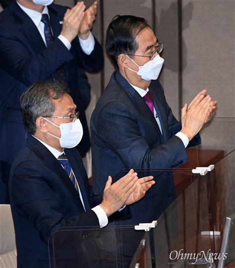 한덕수 국무총리가 25일 서울 여의도 국회 본회의장에서 오마이포토
