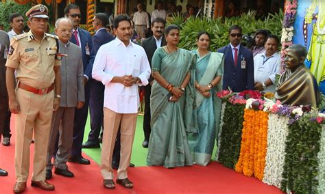 ఆంధ్రప్రదేశ్‌ రాష్ట్ర అవతరణ దినోత్సవ వేడుకల్లో పాల్గొన్న సీఎం వైయస్‌జగన్‌