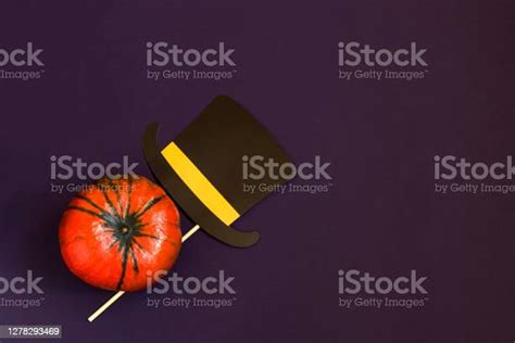 나무 편지에 해피 할로윈 텍스트 어두운 배경에 호박 종이 모자 평면 평지 대기 이미지 가을 엽서 공간을 복사합니다 10월에 대한 스톡 사진 및 기타 이미지 Istock