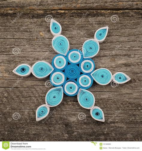 Fiocchi Di Neve Di Carta Fatti Con La Tecnica Quilling Immagine Stock