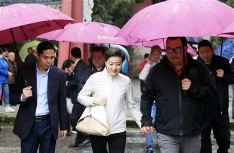 51岁杨澜现身西安丈夫吴征笑容憨厚体形足足是她两倍 凤凰网