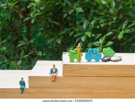 Difference In Society Of Comparison Between The Successful Rich And