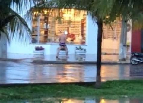Homem é preso após ser flagrado andando nu em via pública PHD News