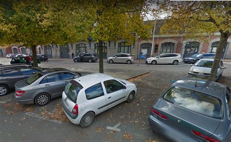 Au Lieu De Montrer Ses Papiers Il Sort Son Pénis Devant Les Policiers