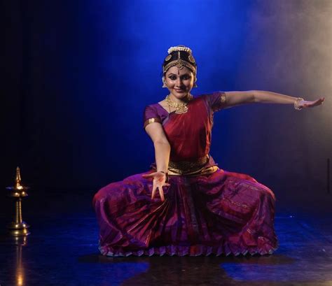 Pin By Vizu On Bharatanatyam Poses Bharatanatyam Poses Poses