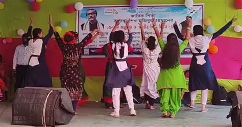 ঈশ্বরদীতে বঙ্গবন্ধুর জন্মদিনে হিন্দি গানের সঙ্গে শিক্ষার্থীদের নাচের