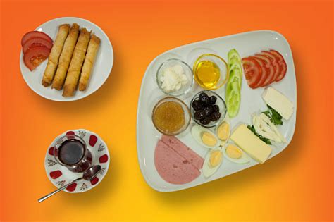 클리핑 패스와 함께 고립 된 큰 흰 접시에 치즈 고기 삶은 계란 크로 함께 아침 식사의 접시 0명에 대한 스톡 사진 및 기타