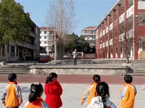 四望镇中心小学举行“学雷锋精神 树校园新风”主题教育活动指导歌曲故事