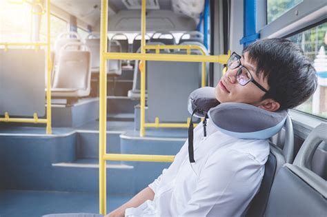 젊은 아시아 남자 여행자 버스에 앉아 하 고 자는 베개 교통 관광 도 여행 컨셉으로 남자에 대한 스톡 사진 및 기타 이미지