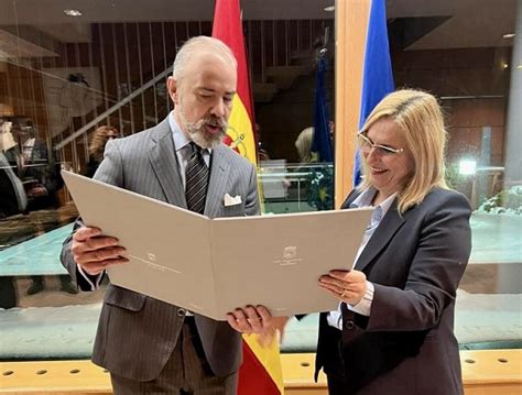 La alcaldesa de Fuengirola es recibida por el embajador de España en