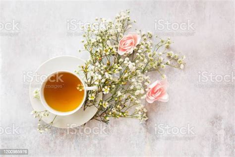 소박한 회색 배경에 다양한 꽃으로 둘러싸인 차 한 잔 맨 위 보기 빈 공간 0명에 대한 스톡 사진 및 기타 이미지 0명