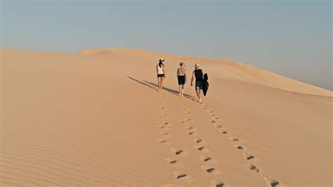 모래 언덕에 아름 다운 사막 환경에서 피크까지 도보로 젊은 사람들의 공중 사진 거리가 먼에 대한 스톡 사진 및 기타 이미지