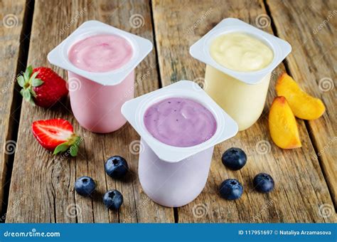 Variation Des Yaourts Aux Fruits Fraise Myrtille Et Pêche Image stock Image du assiette