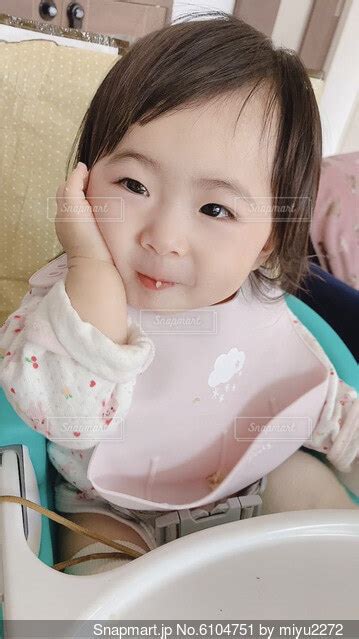 離乳食を食べる赤ちゃんの写真・画像素材 6104751 Snapmart（スナップマート）