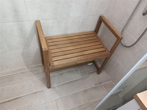 ספסל מונגש למקלחת עם משענות ידיים מעץ טיק בהתאמה אישית סינה ספסלינה