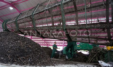 Garbage Handling For Compost Antara Foto