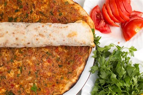 전통적인 맛있는 터키 음식 터키식 피자 고기 빵lahmacun 프리미엄 사진