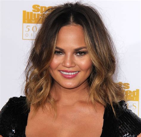 Chrissy Teigen donne un aperçu de son ventre en pleine croissance dans