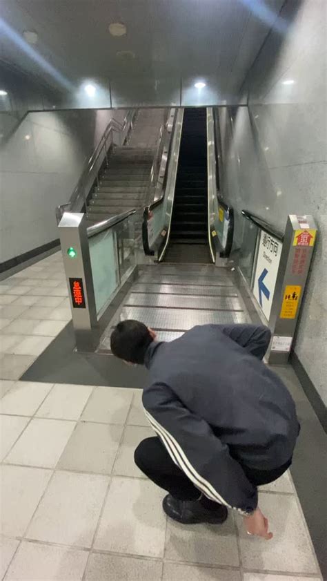 這我朋友2025第一天以為自己是特務007 本人還給我歡呼 我甚至笑到跌倒 當下沒人 在沒有影響到其他人的狀況下拍的 捷運怪人