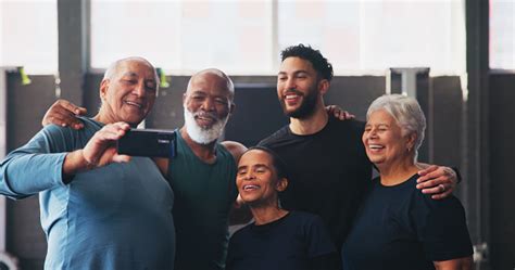 성숙한 사람들 개인 트레이너 및 셀카 미소는 운동 운동 또는 훈련을 위해 체육관 수업에서 미소를 짓습니다 물리 치료 피트니스 노인 및 은퇴 헬스 클럽을 위한 팀 빌딩을 통한