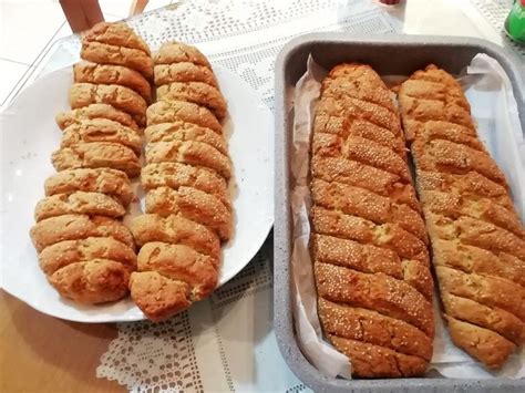 Παραδοσιακές πίτες με παξιμάδια γλυκάνισου