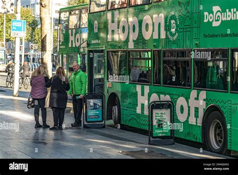 Hop On Hop Off Busfahrer Der Touristen Zu Einer Stadtrundfahrt Mit Dem