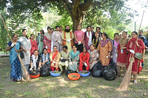 कैबिनेट मंत्री रेखा आर्या ने टपकेश्वर मंदिर में किया स्वच्छता अभियान की