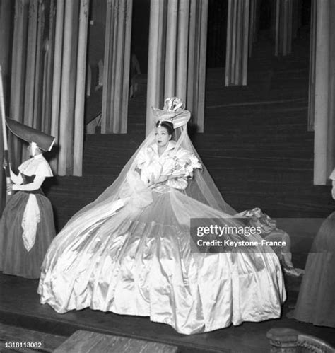 Paris Folies Bergere Photos And Premium High Res Pictures Getty Images