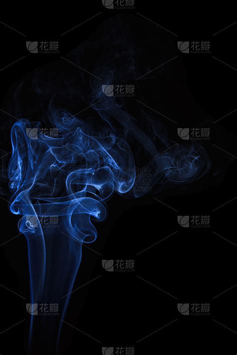 黑色背景上的抽象颜色烟雾
